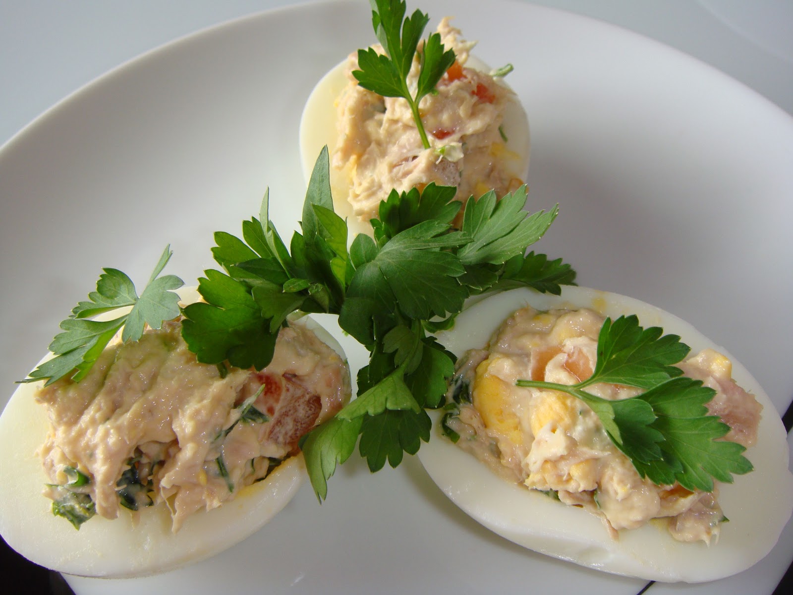 La Pattysserie: Ovos recheados com atum e tomate