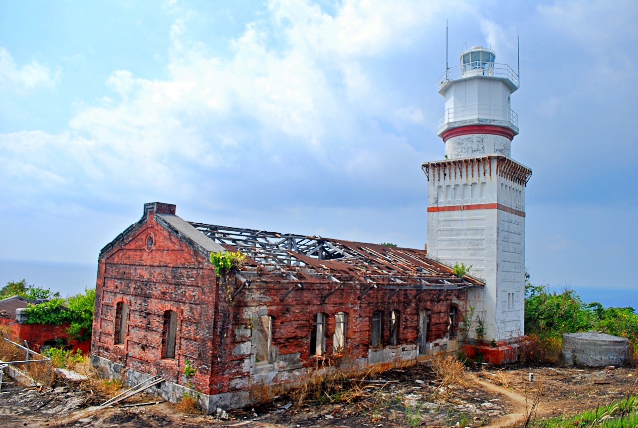 Capones Island Lighthouse | Zambales - Nomadic Experiences