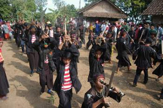 ADAT DAN AMALAN MASYARAKAT YANG BERTENTANGAN DENGAN AJARAN ISLAM