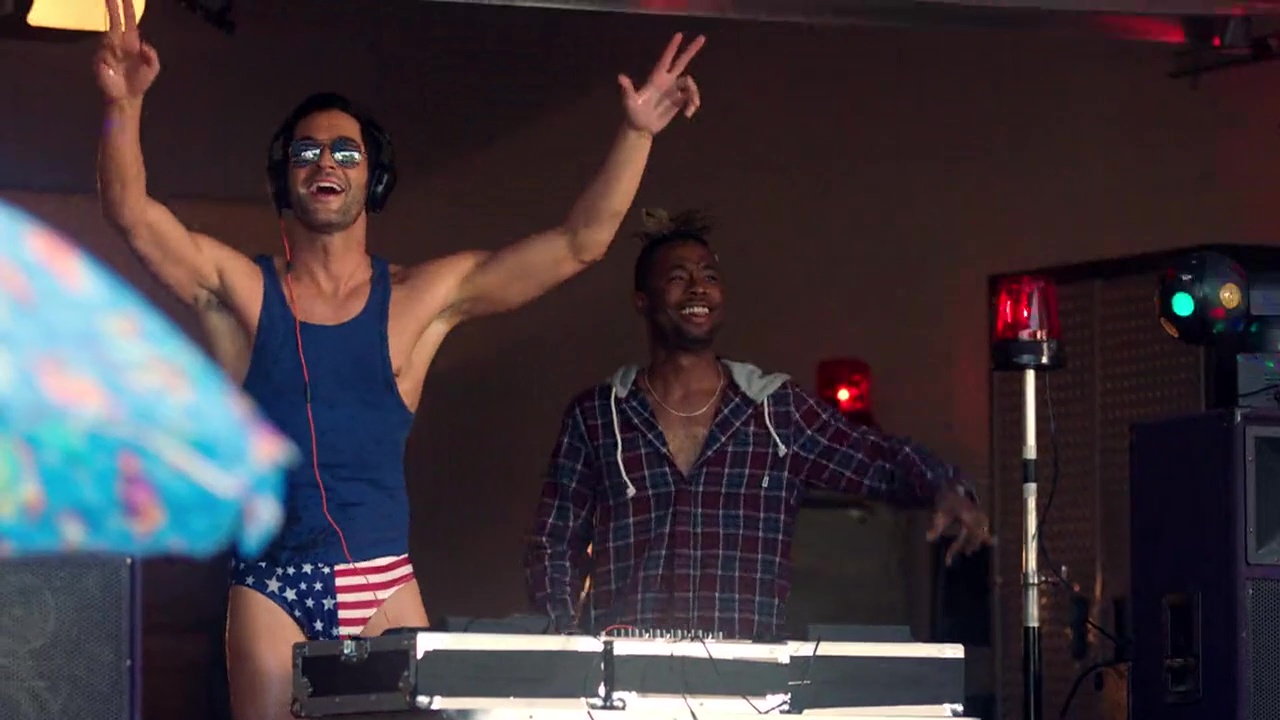 Auscaps Tom Ellis Shirtless And Kissing Tom Welling In Lucifer 3 13 Til Death Do Us Part