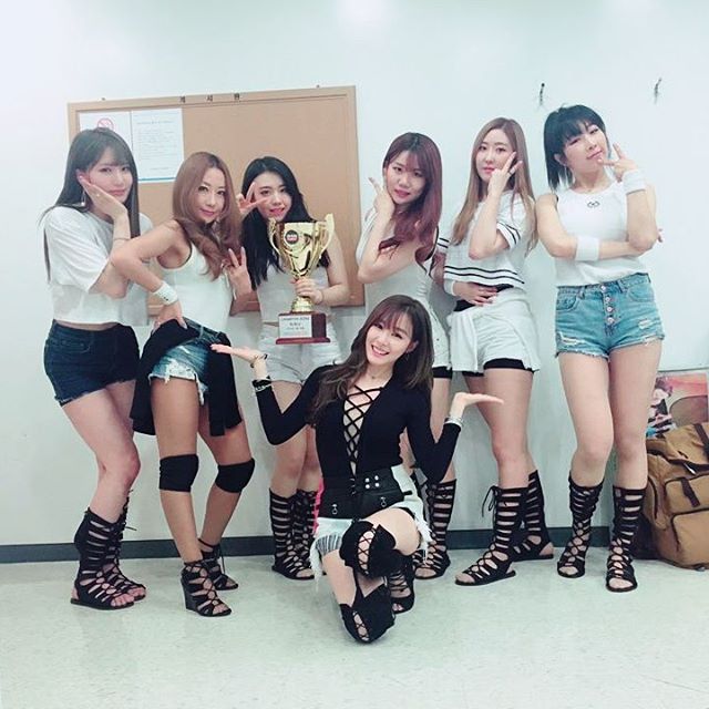 SNSD Tiffany snap group pictures with her 'I Just Wanna Dance' dancers ...