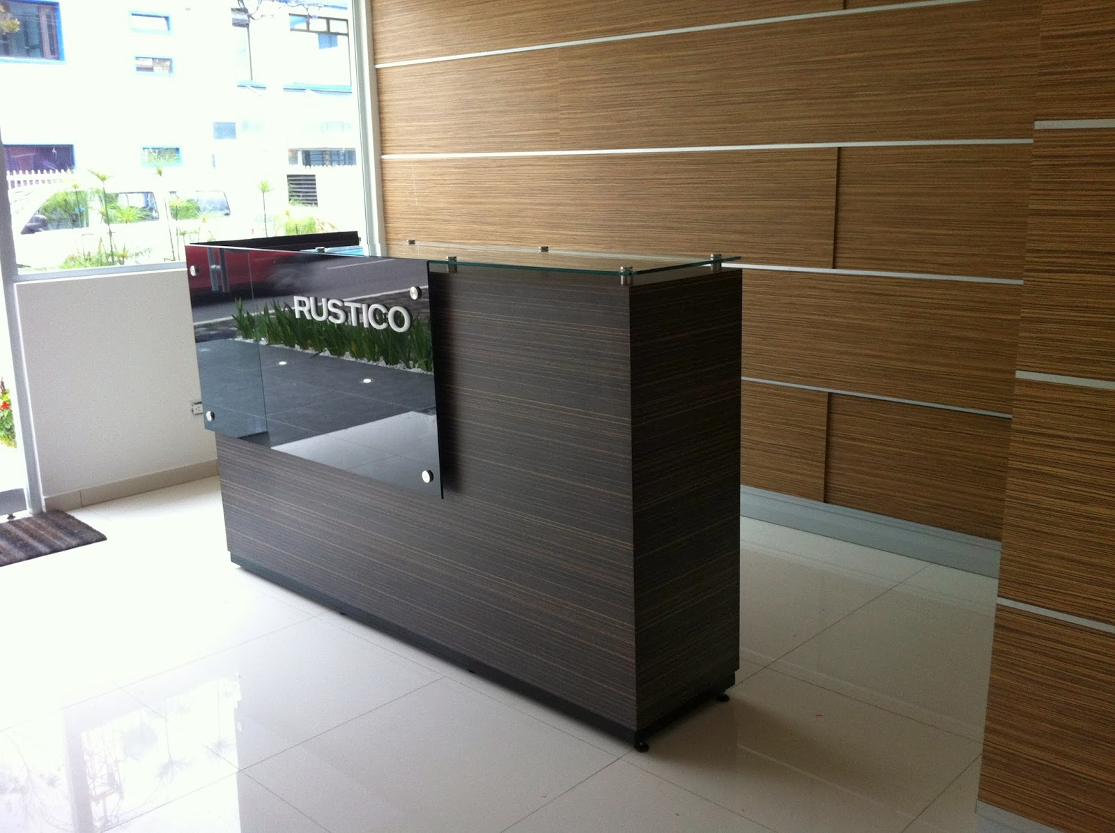 Artefacto Studios: Mueble recepción edificio Rustico