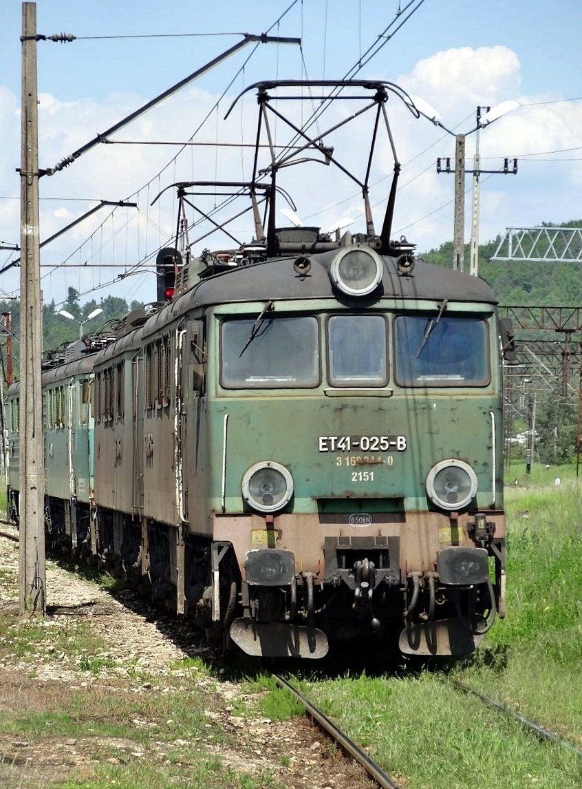 ET41-025 na stacji Sitkówka Nowiny
