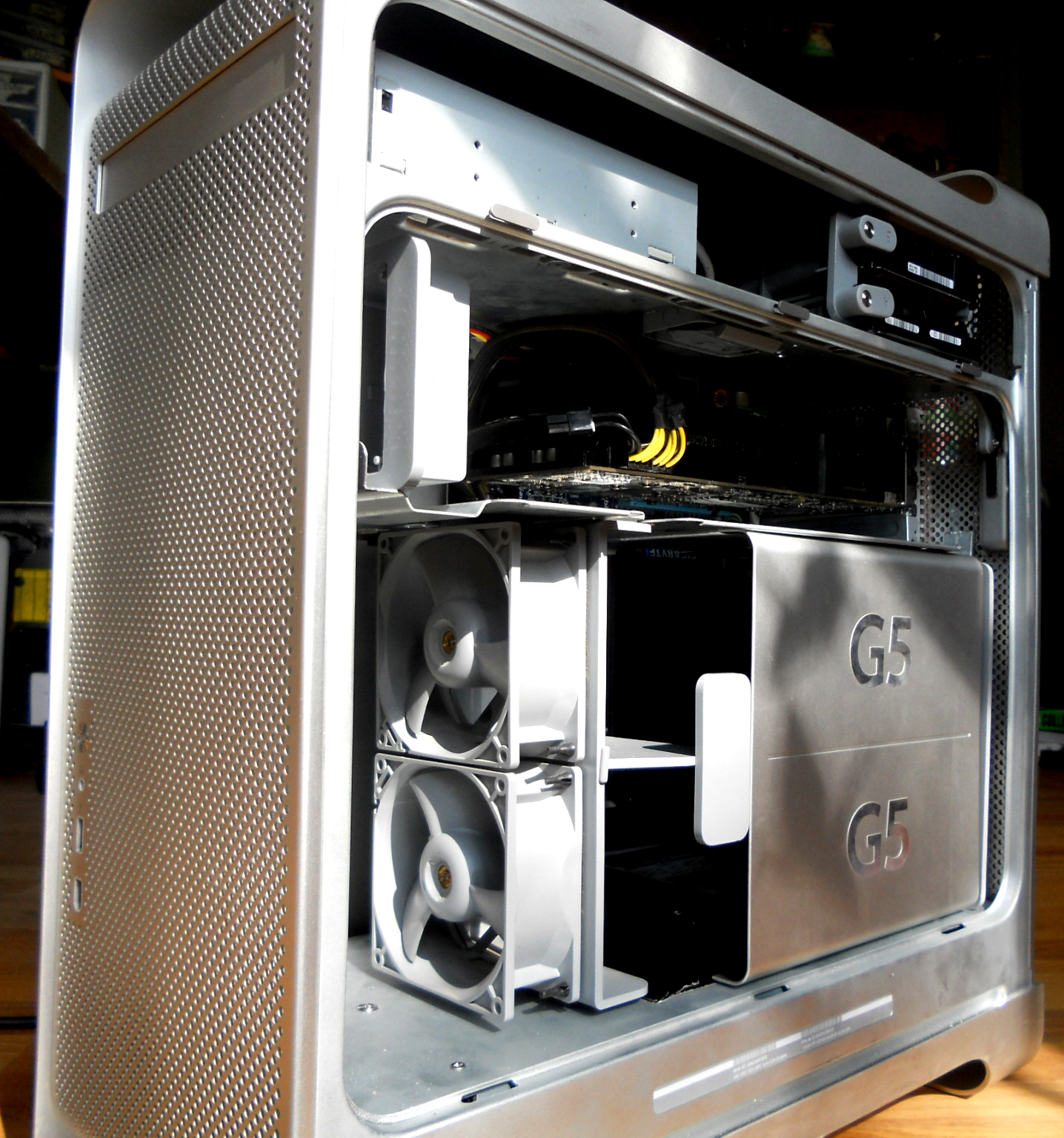 BuildIts: How to Fit Your PC in a Power Mac G5 Case