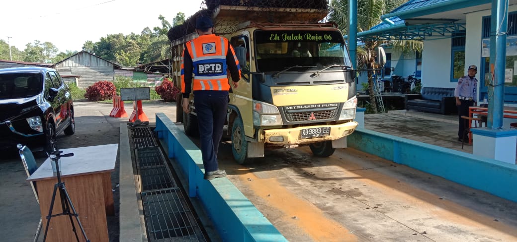 UPPKB Sintang Perketat Kendaraan Bermuatan Over Dimension, Over Load ...