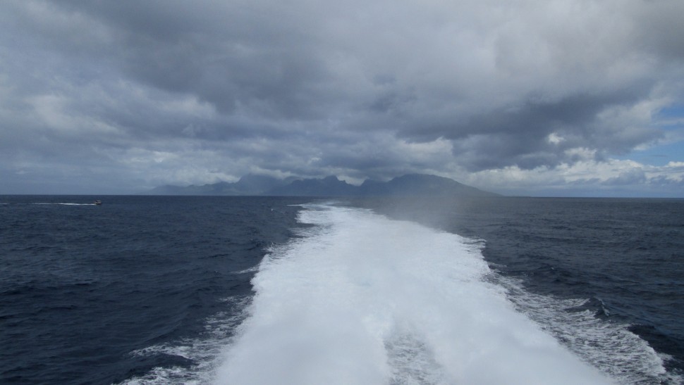 Traversée Moorea - Papeete avec le Terevau par temps gris