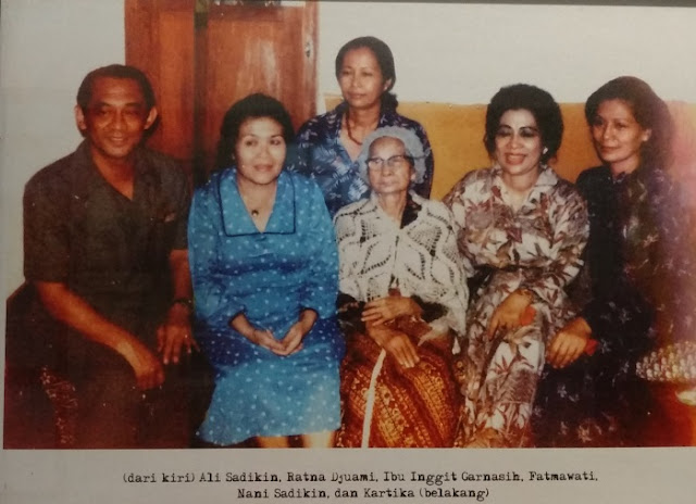 ‘Ending Story’ Kehidupan Inggit Garnasih dengan Soekarno - POJOKCERITA