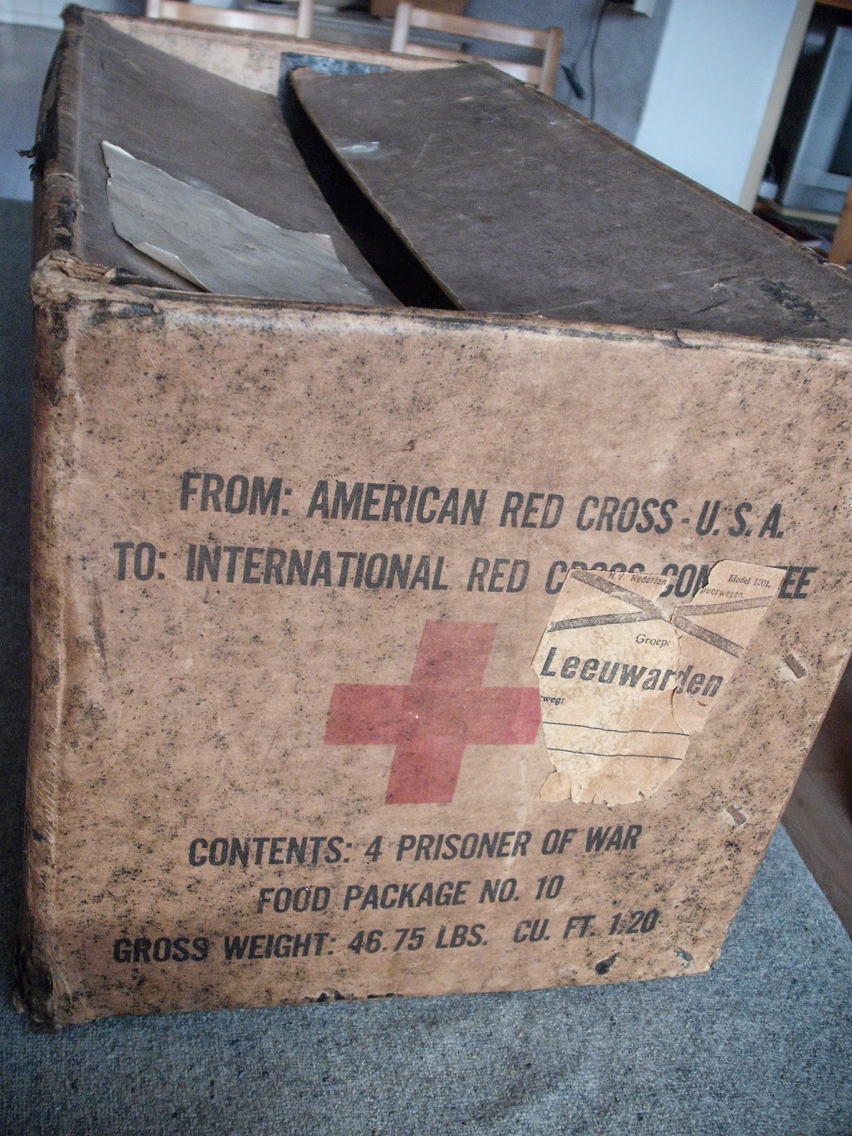 Achter prikkeldraad: Red cross parcel