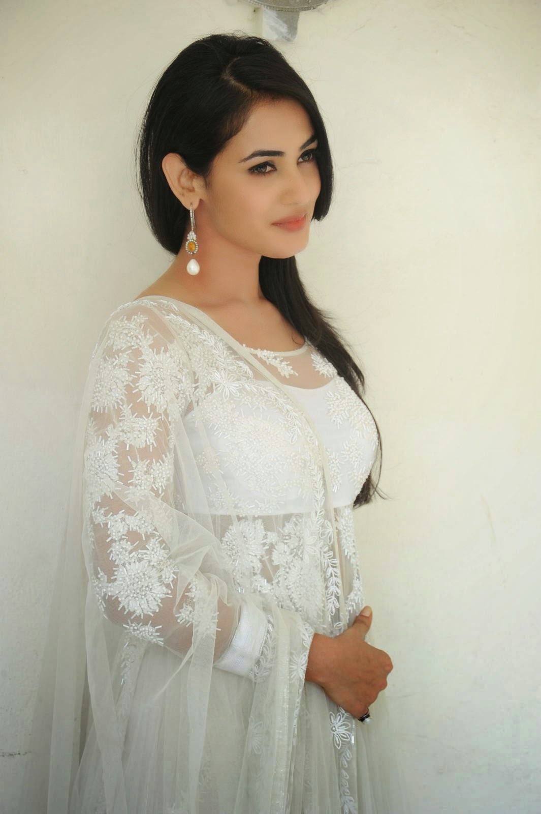 Masala Lake: Beauty Queen Of Bollywood - Sonal Chauhan