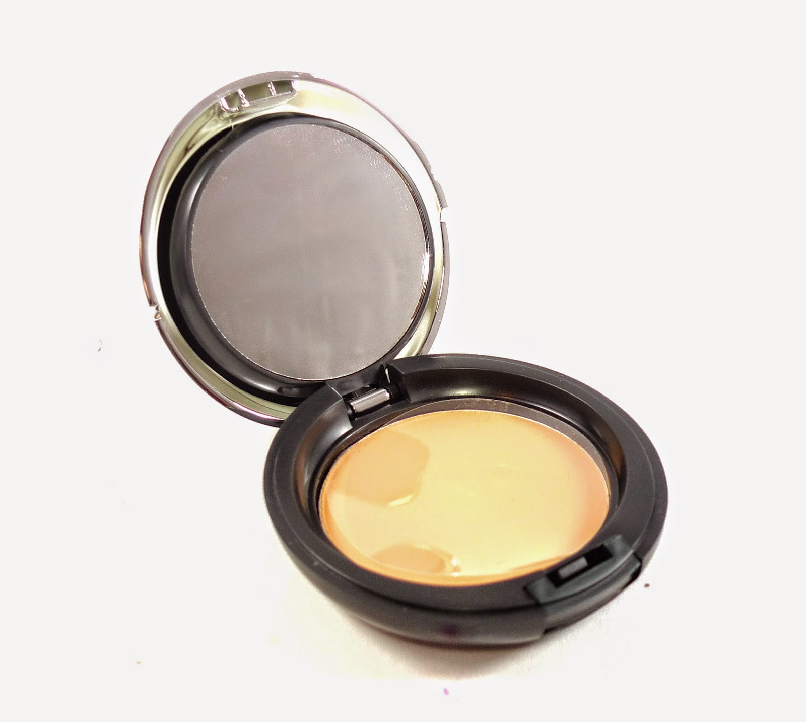 The Body Shop All-In-One Face Base in 052 Review