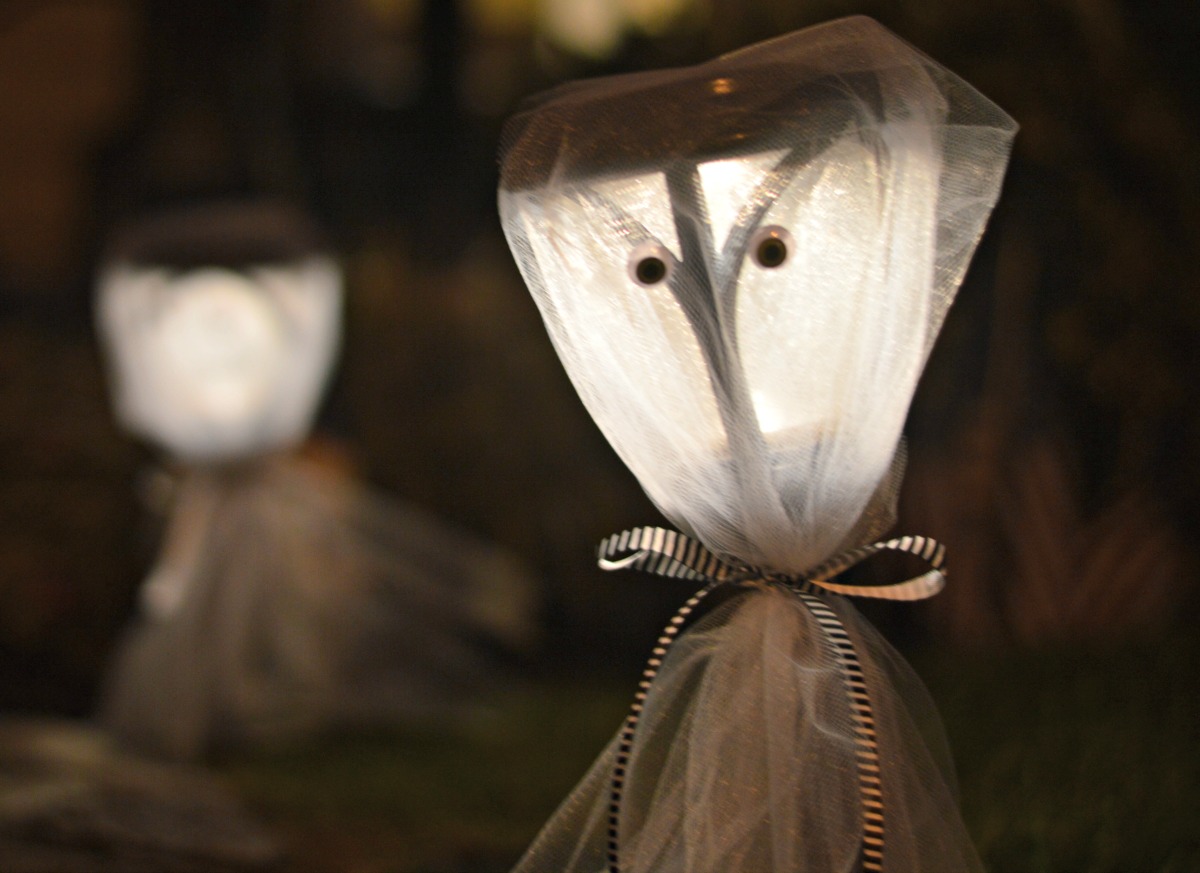 Sensing Serendipity: DIY: Boo-tiful Lamp Post Ghosts