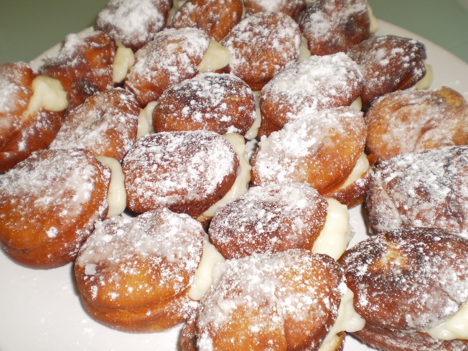 "Bombas" rellenas de crema pastelera
