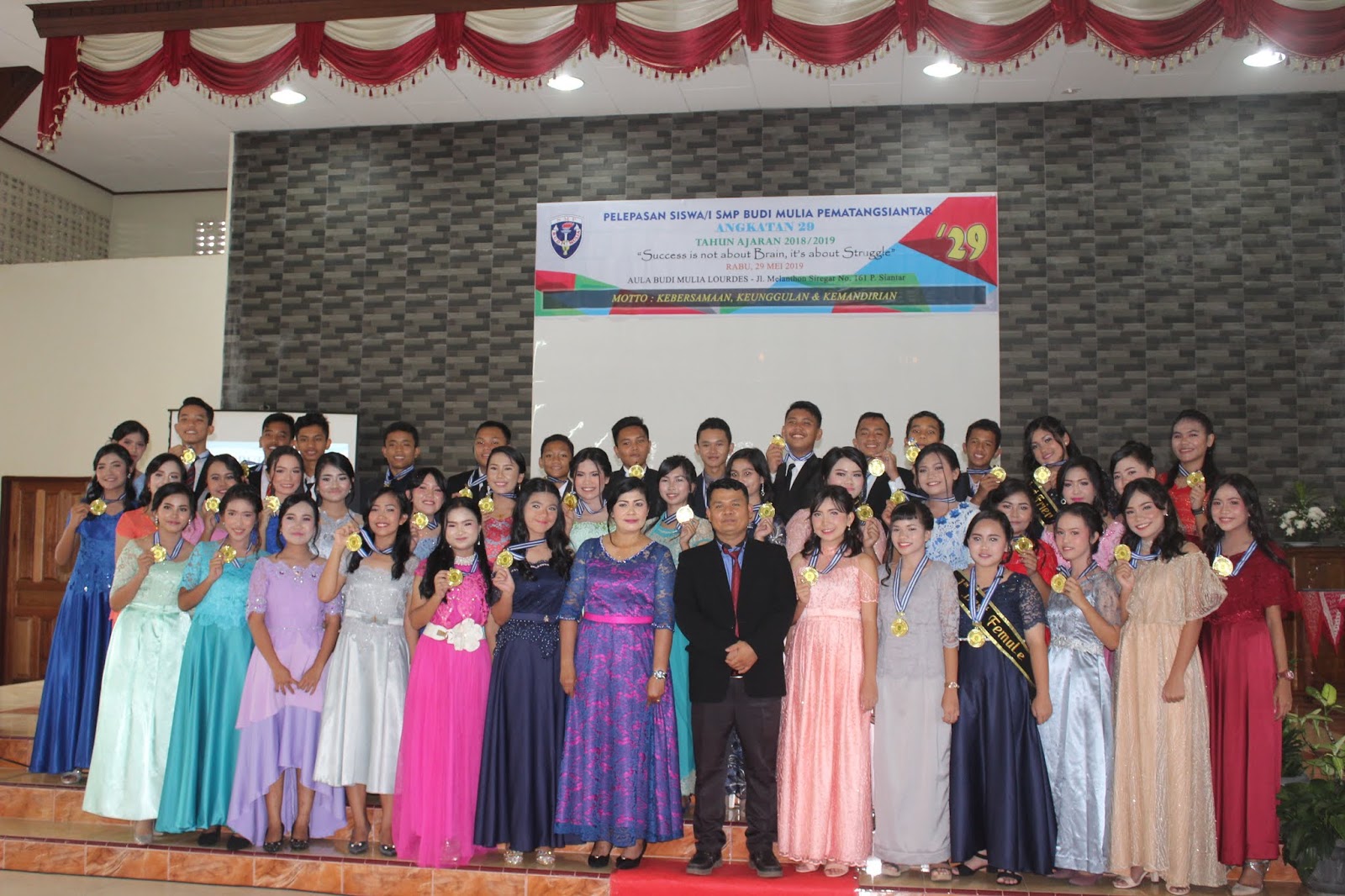 Lulus 100 Persen, Inilah Kemeriahan Pelepasan SMP Budi Mulia Pematangsiantar - Lintas Publik