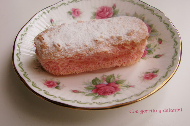 CON GORRITO Y DELANTAL: Bizcochos rosas de Reims