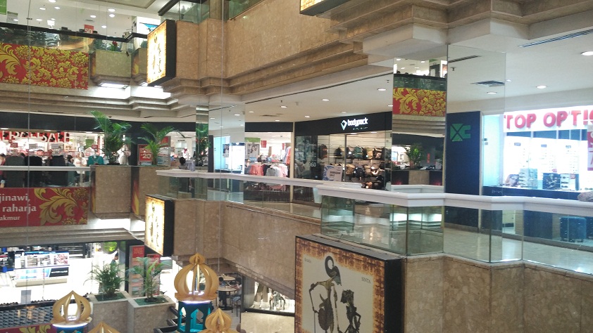 Misteri Banyaknya Refleksi Cermin di Delta Plaza Surabaya dan Mall Lainnya