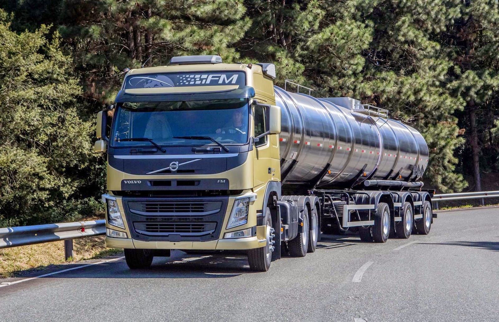 CAMINHOES CARRETAS E TRANSPORTES: Volvo lança novo FM com motor de 380cv