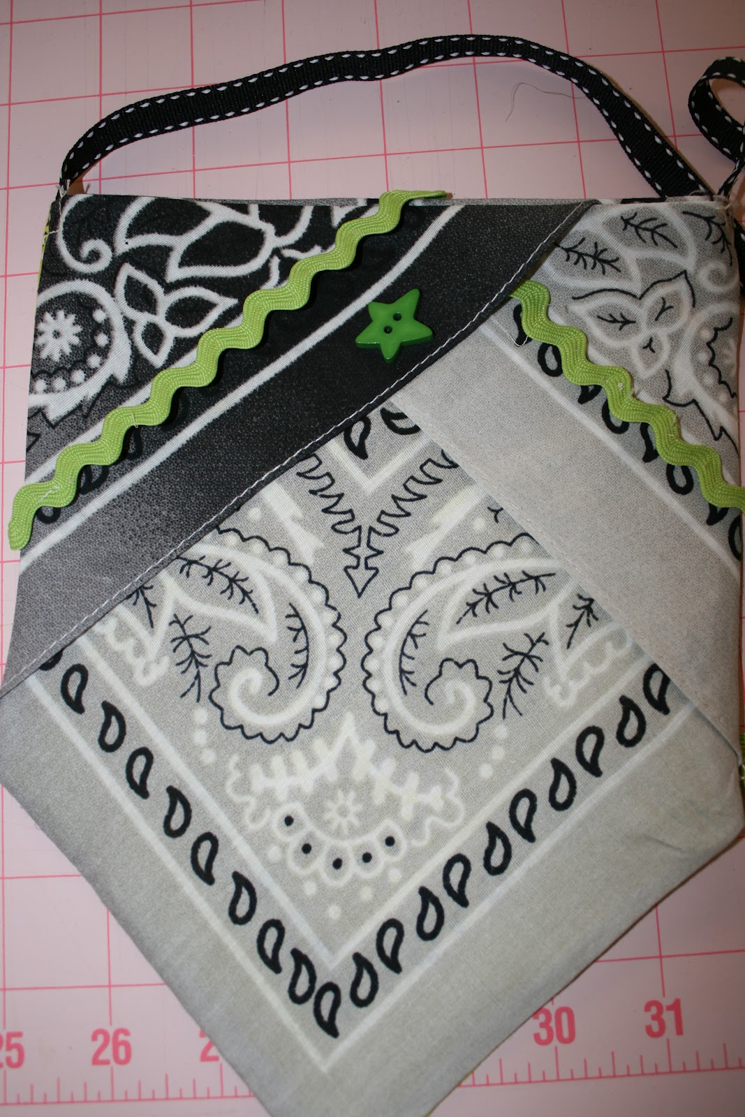 Buzzing and Bumbling: Bandana Snap Bag Tutorial