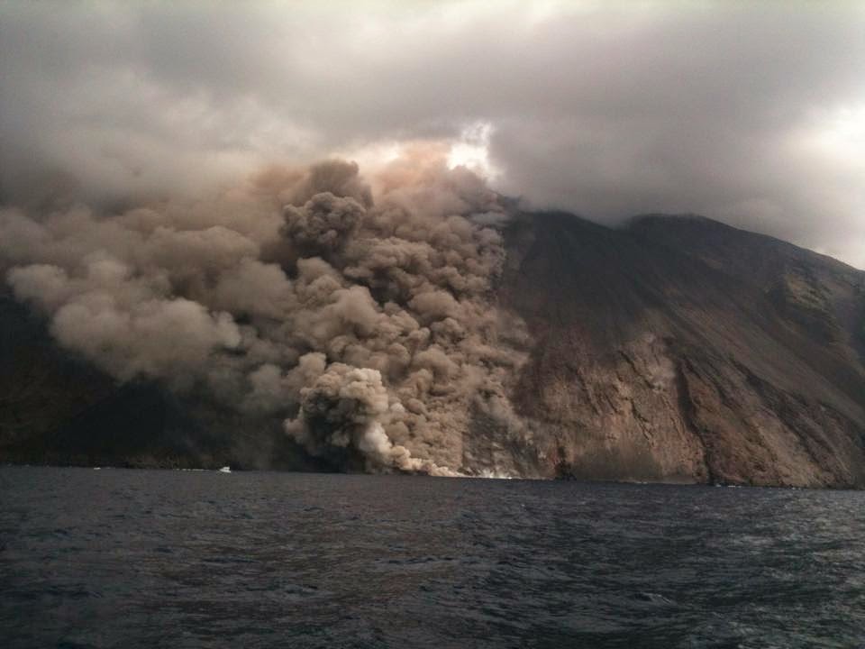 Eolie news: Stromboli in piena attività. Da ieri sera erutta lava che arriva sino al mare
