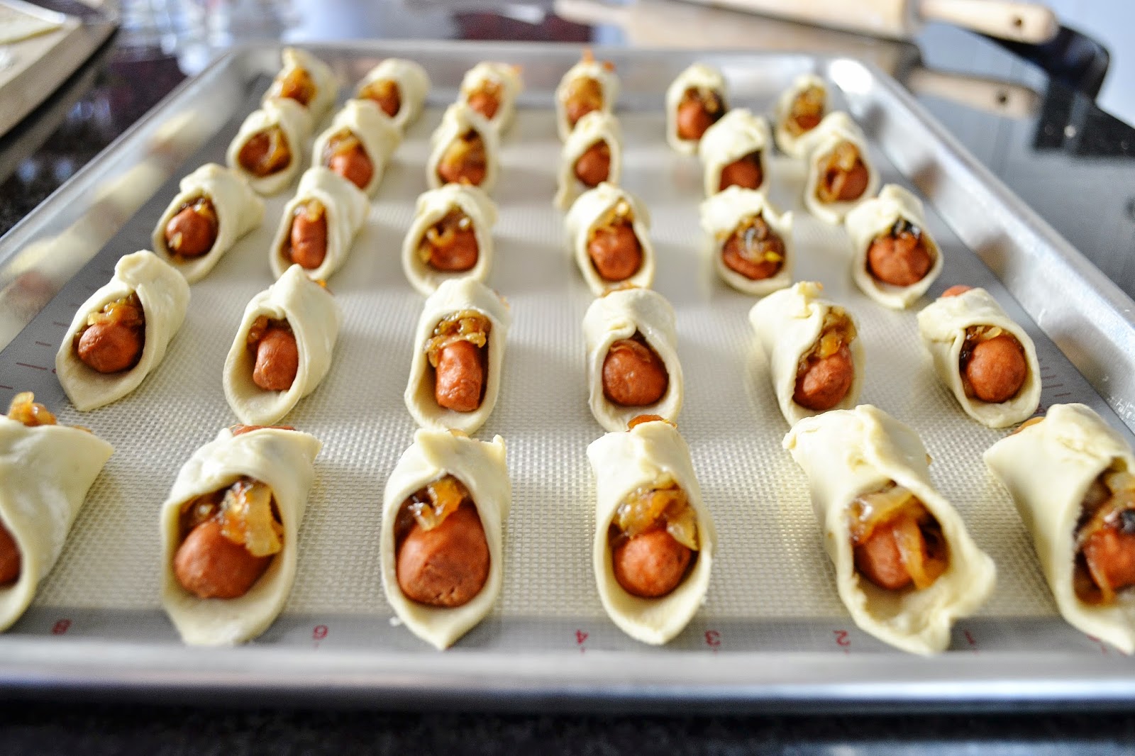 ...with a lil' twist: Mini Puff Pastry Hot Dogs