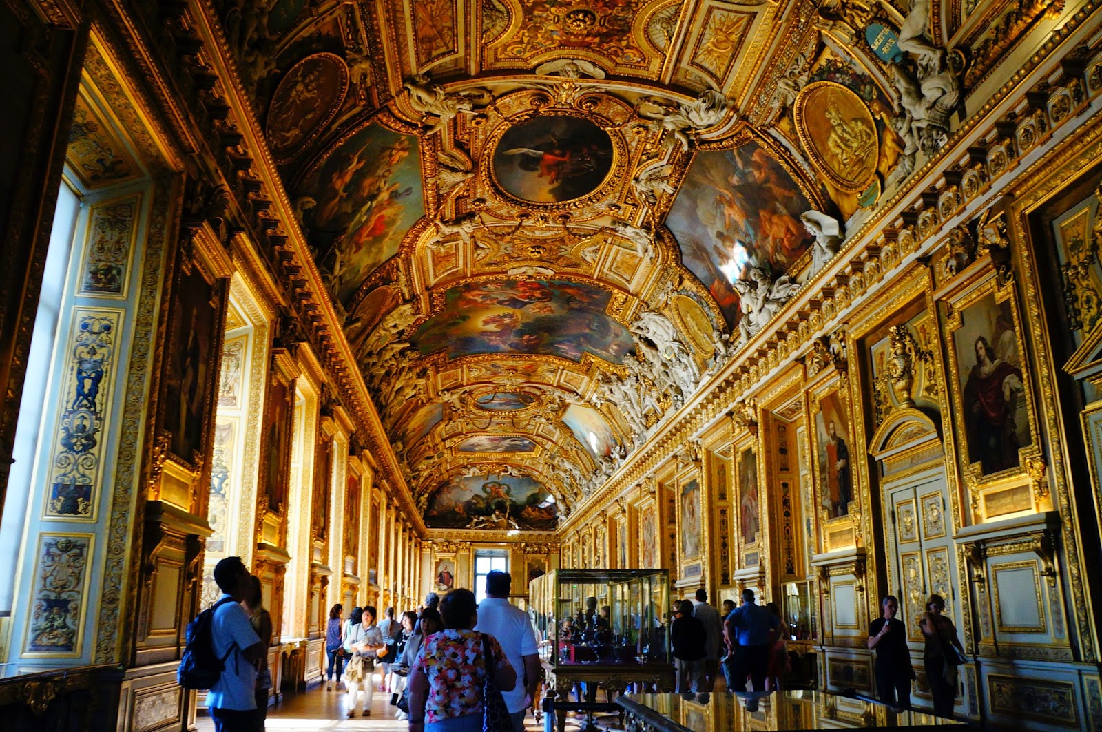 The Travel Bug: Entering the heart of Paris - Louvre, Arc de Triomphe ...