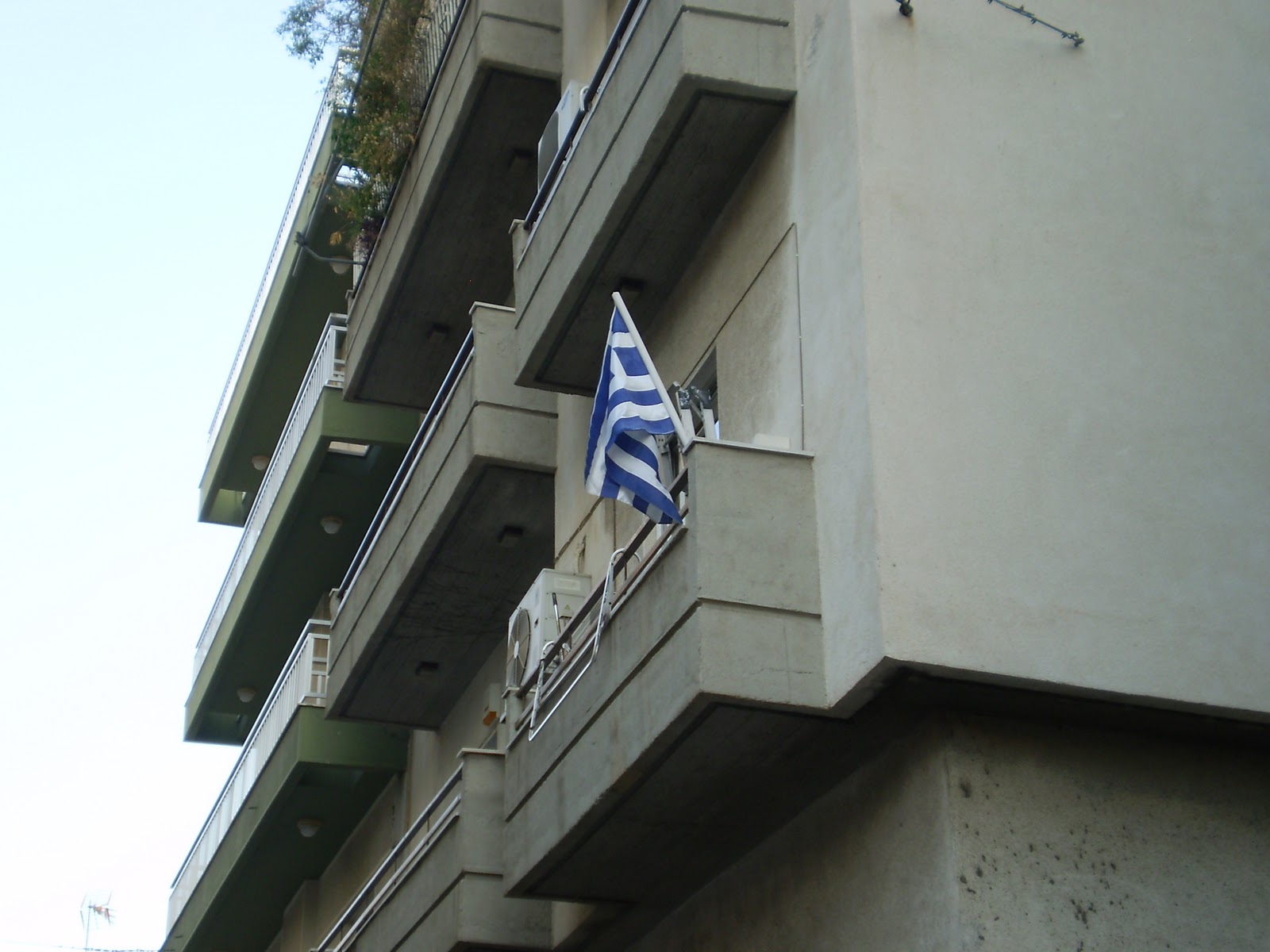 KAPTEPIA: Η ΕΛΛΗΝΙΚΗ ΣΗΜΑΙΑ ΚΥΜΑΤΙΖΕΙ ΑΚΟΜΗ ΣΤΑ ΜΠΑΛΚΟΝΙΑ ΤΗΣ ΑΘΗΝΑΣ!