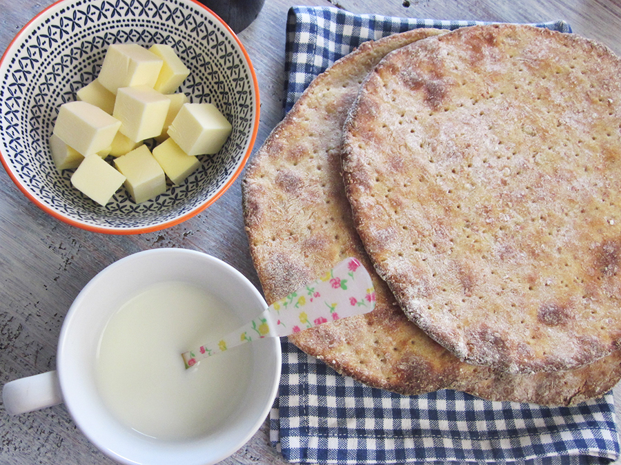 Rieska o pan plano finlandés con el que hacer leña | Hierbas y especias