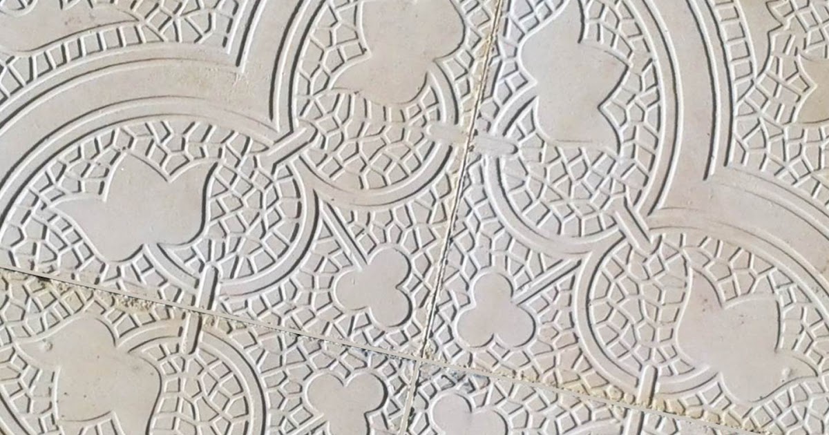 Quadrat: piso rosetón con relieve