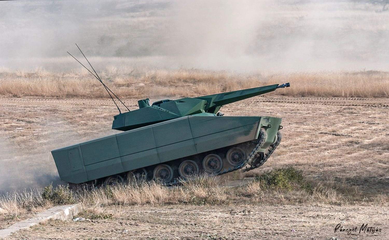 The Dead District: Rheinmetall Lynx IFV demonstration in Hungary