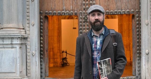 blog del poeta Manuel López Azorín: Javier Gilaber: "En los estantes"