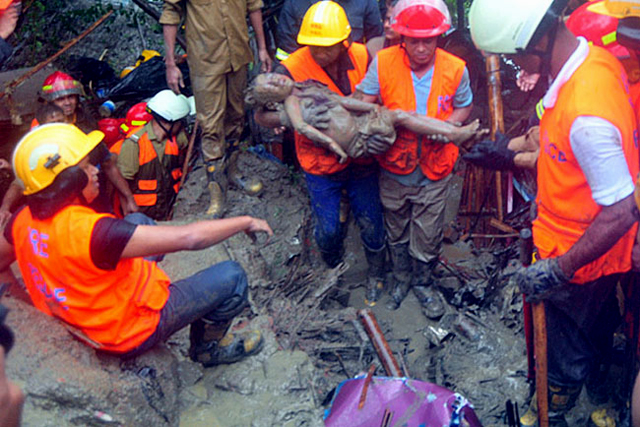 Bangladesh2u: Massive Landslide in Chittagong again: Recovering Deadbodies