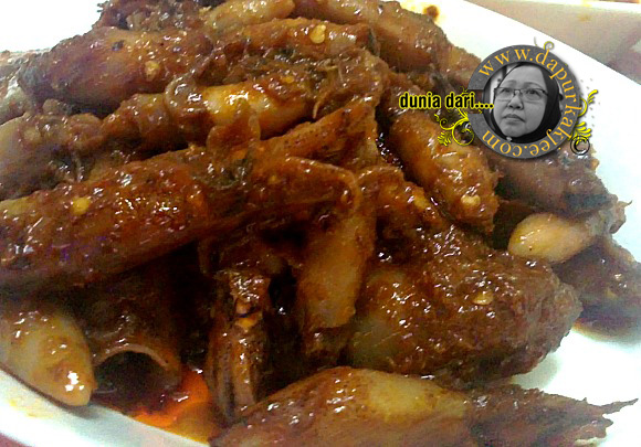 Bila nak balik KL, mak pun bagilah sepeket cumit cumit kering. Dia ajar ...