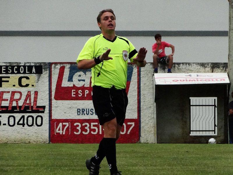 Futebol Amador Joinville: EDSON DA SILVA, O ÁRBITRO PARA GARUVA x TUPY