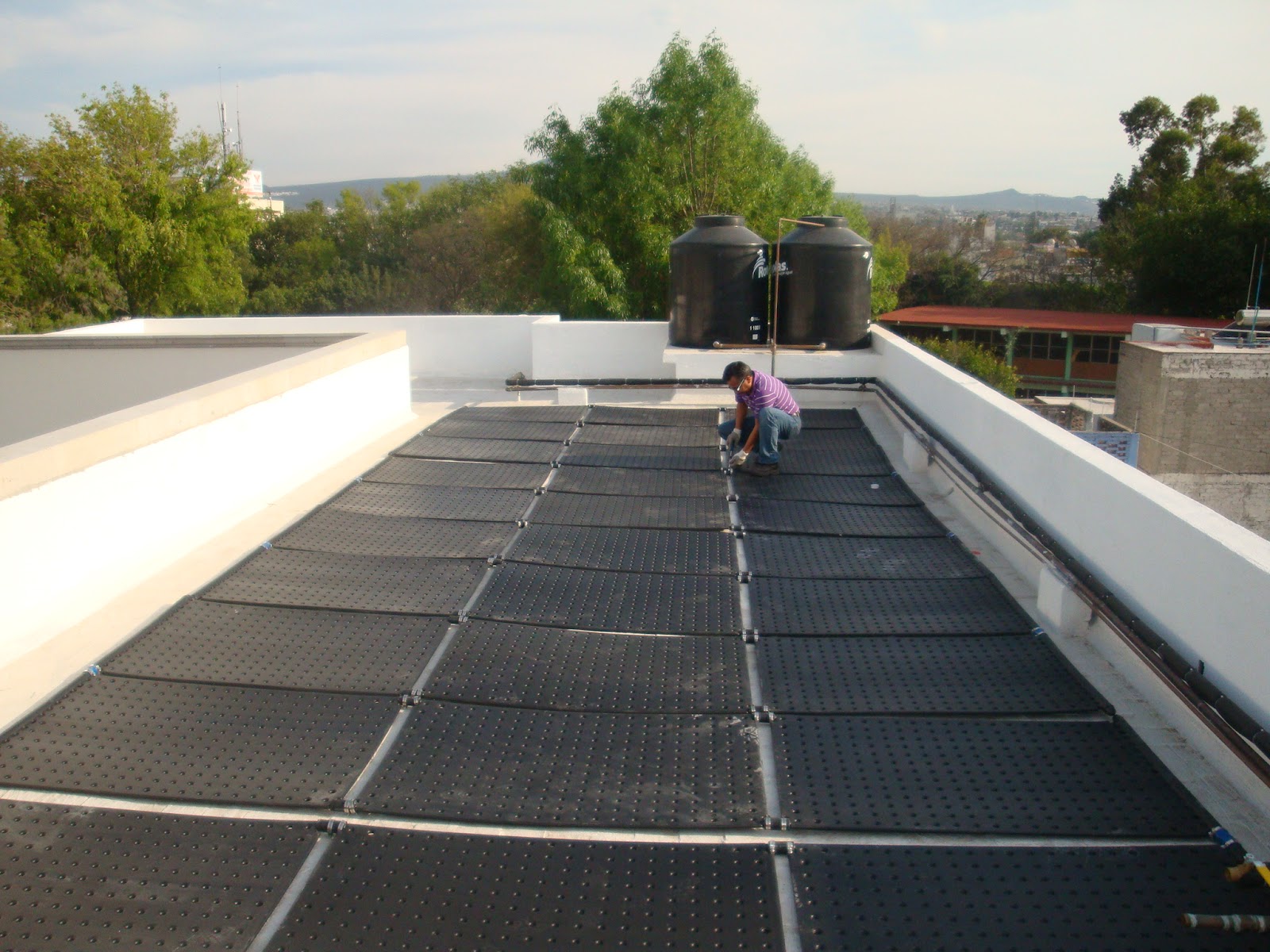 ECOSISTEMAS: Instalacion de paneles solares para alberca.