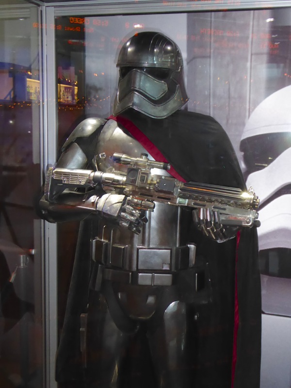 Hollywood Movie Costumes and Props: Star Wars: The Force Awakens ...