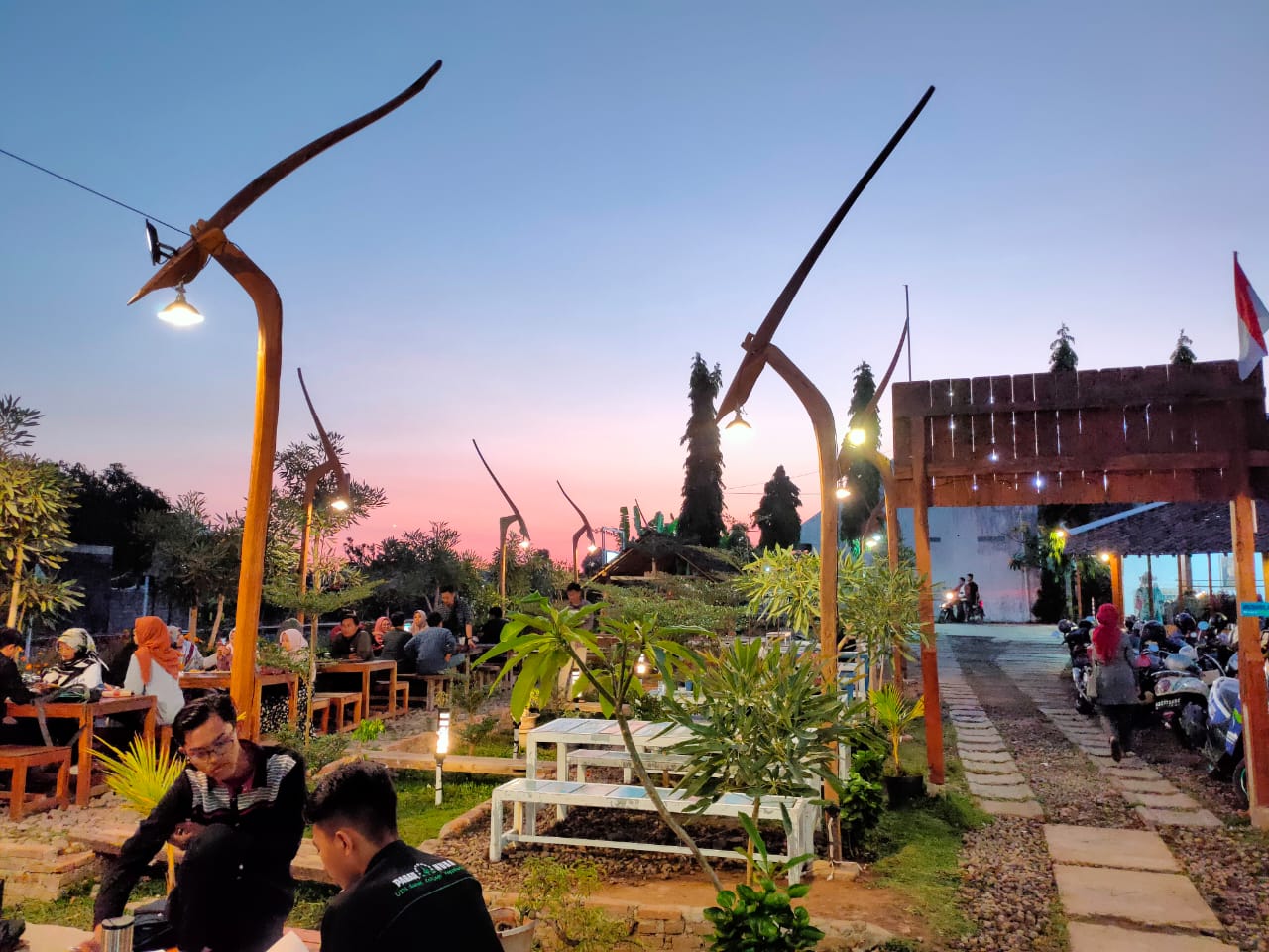 Menikmati Sore di Kopi Kampung Ambarukmo (KoKamBar) : nonton kereta dan ...