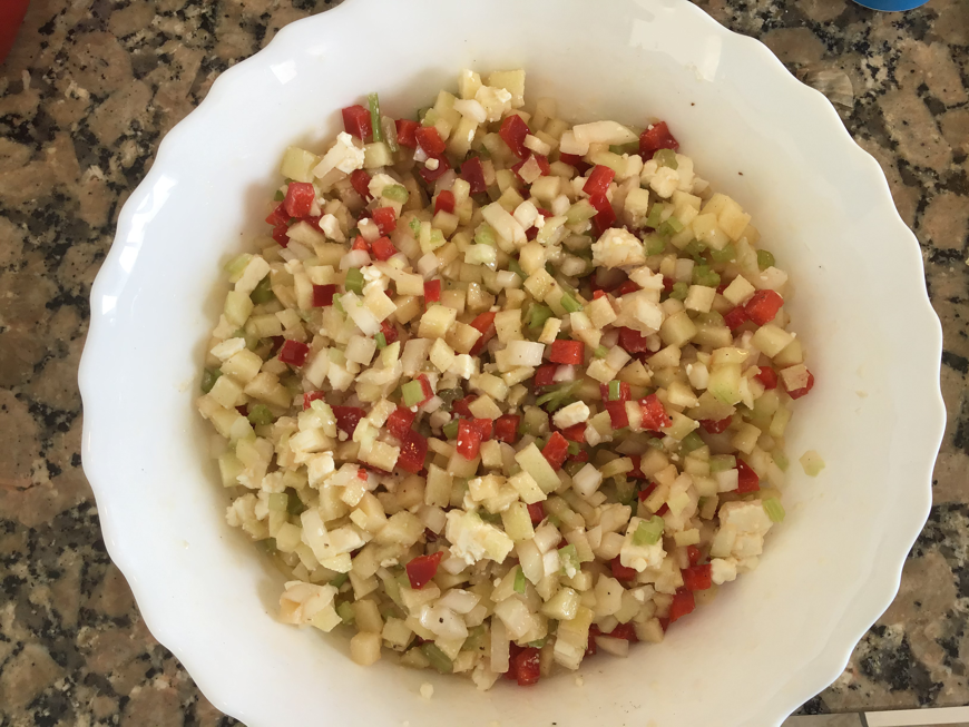 Ensalada de manzana, apio, pimiento y queso feta
