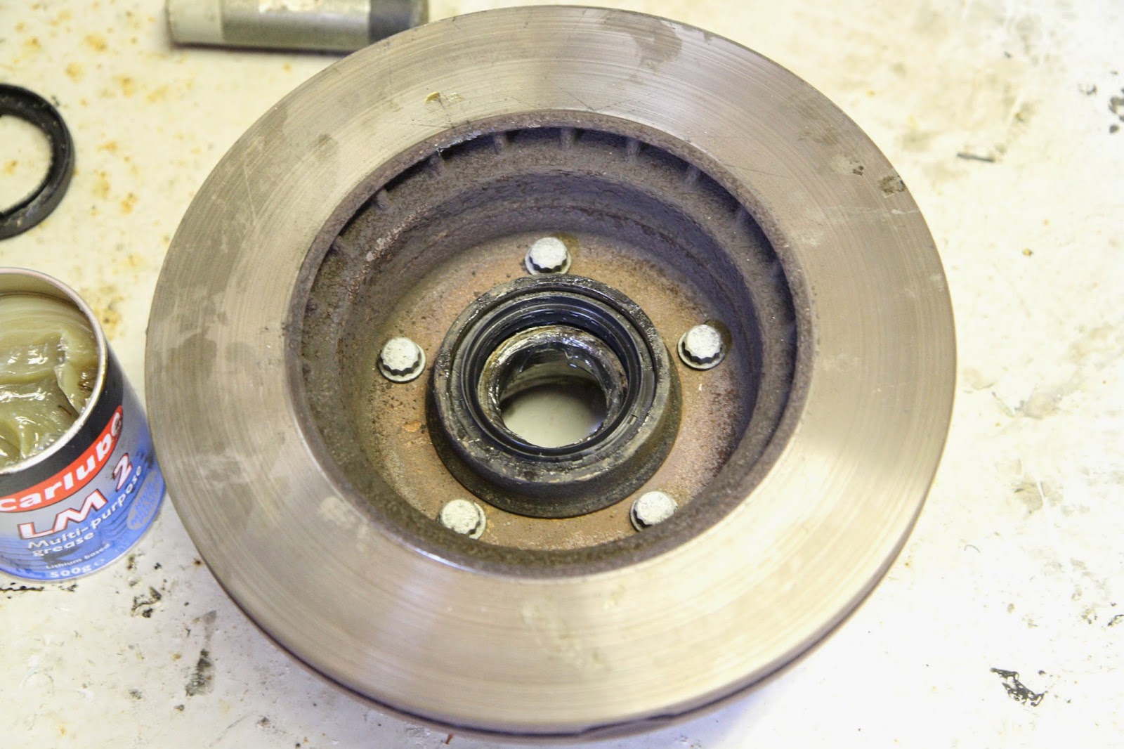 Defender 90 XS: Front hub seal replacement