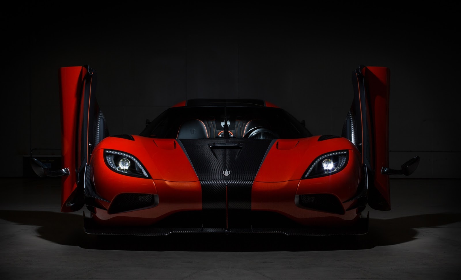 Koenigsegg revela Regera de produção, Agera RS e One of 1