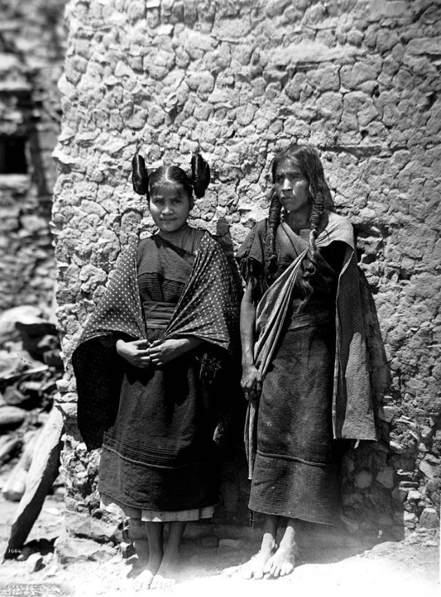 30 Vintage Photos of Young Hopi Maidens With Their Traditional ...