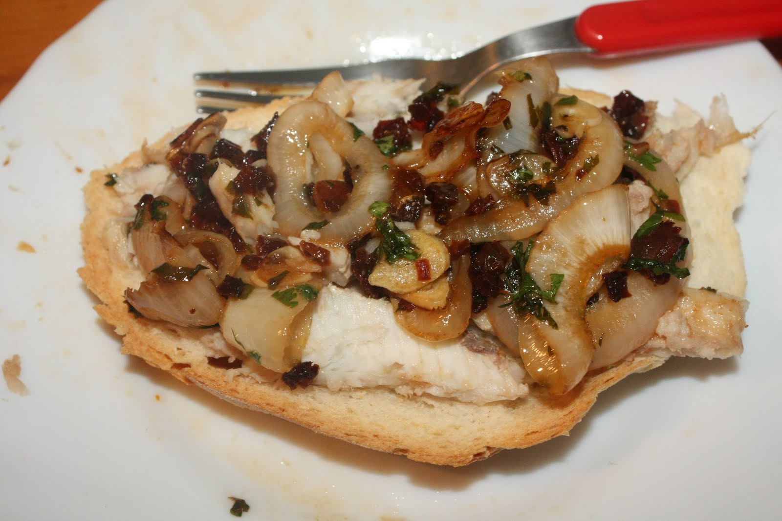 el señol javiel se mete a cocinillas: tosta de pescado con cebollas dulces