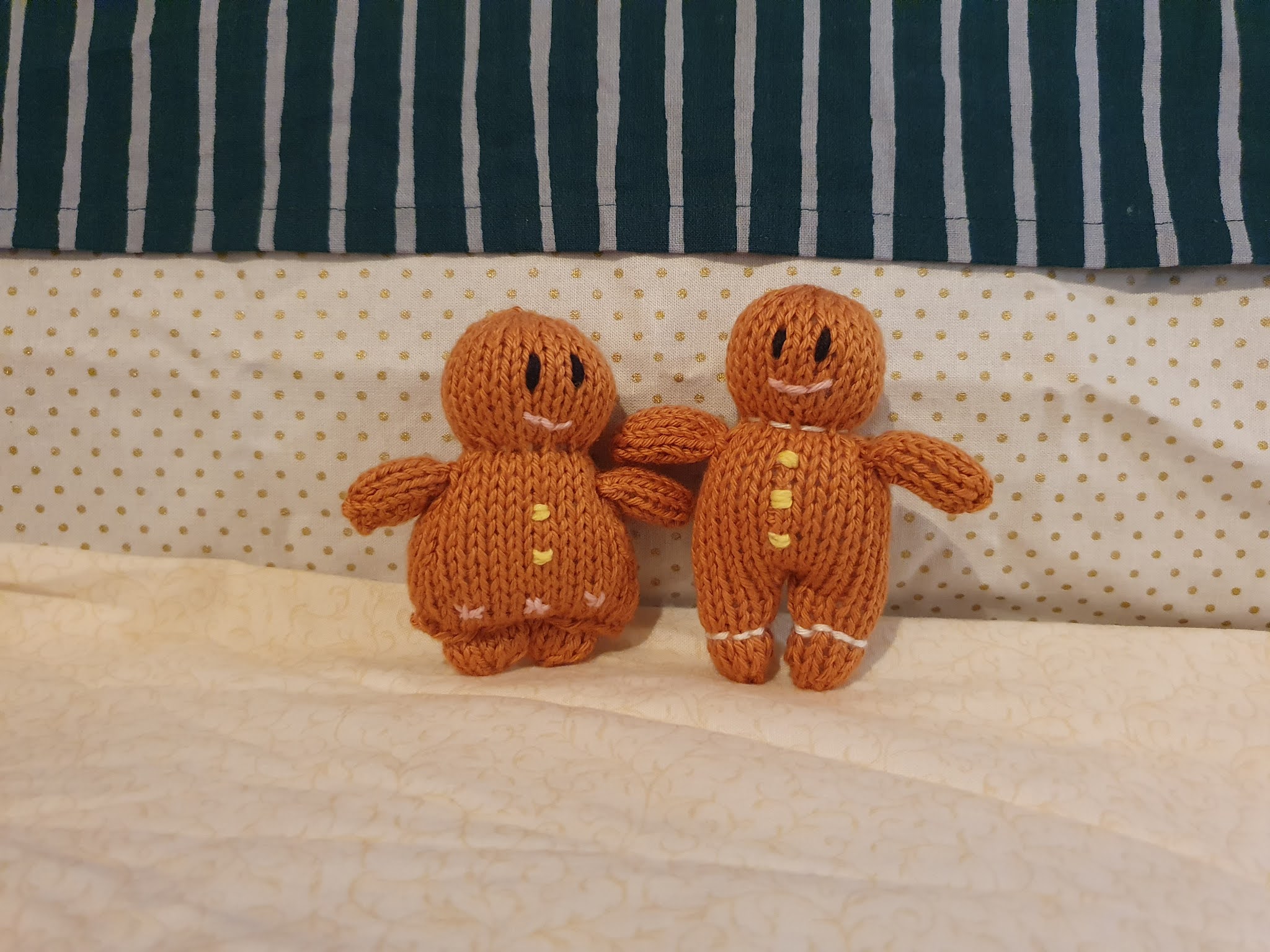 Mint Village: Gingerbreads (version 2, free knitting pattern)