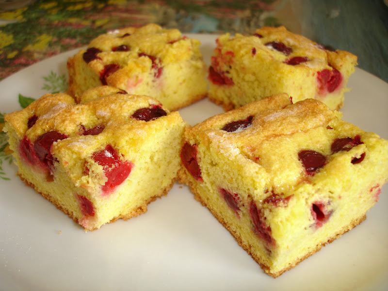 susu: Pandispan cu capsuni/visine