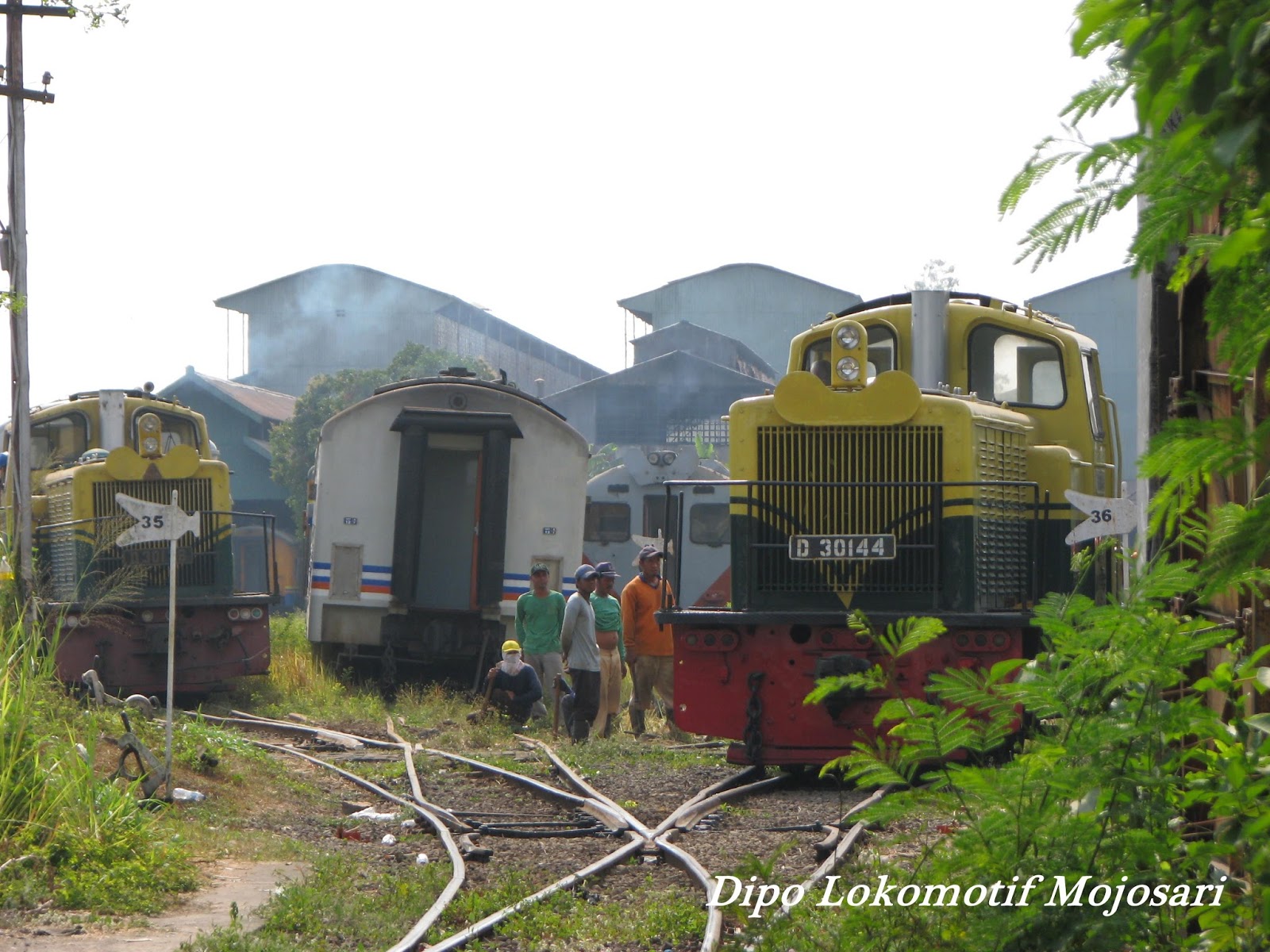 Kereta Api Indonesia: Melihat Langsiran Lokomotif D301 44 di Balai Yasa Pengok Yogyakarta (Foto ...