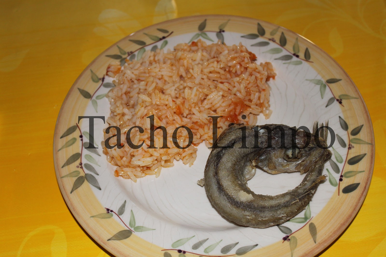 Pescadinhas fritas de rabo na boca acompanhadas com arroz de tomate ...