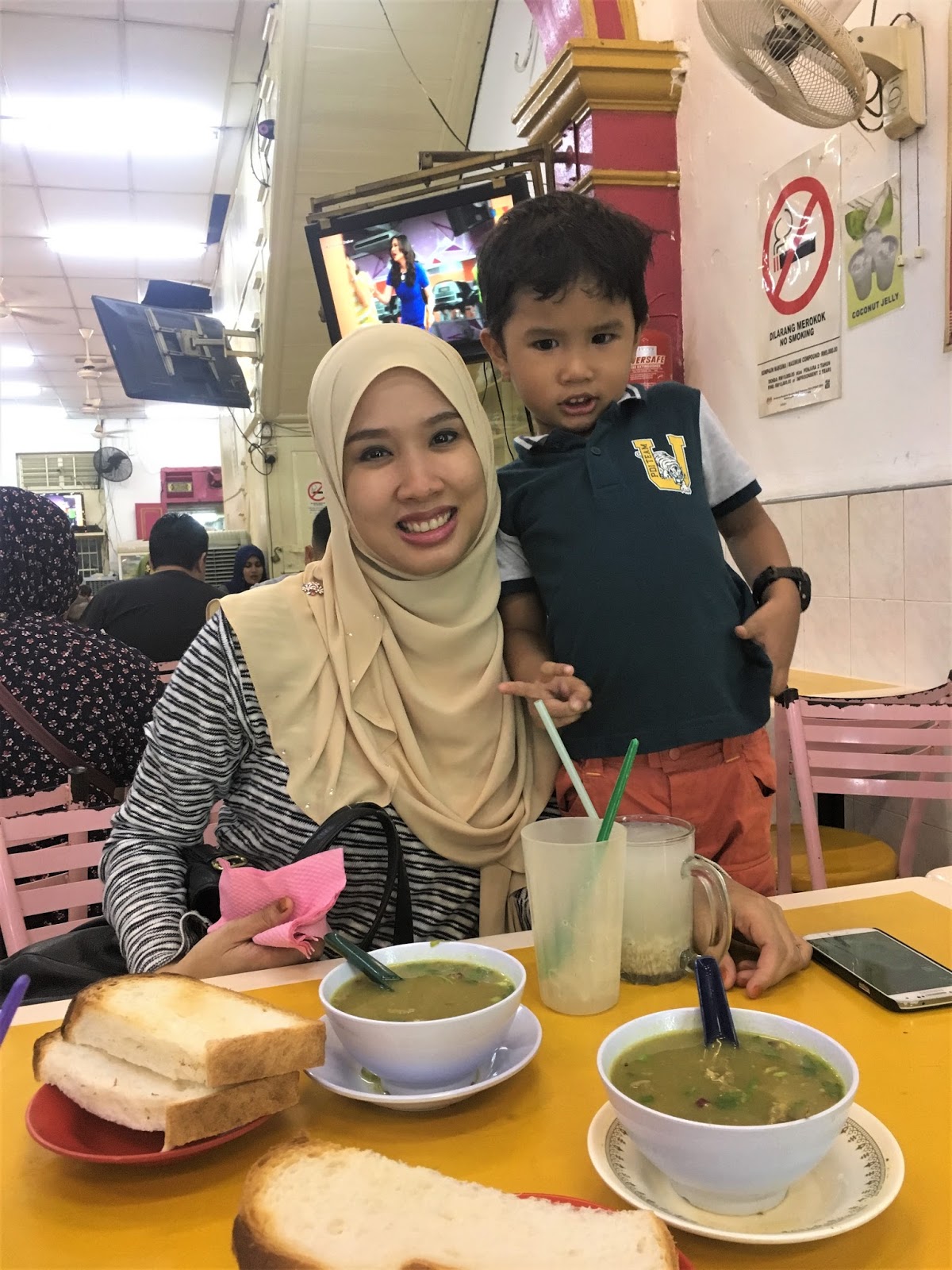 Roti Cicah Sup Kambing Di Restoran Sup Hameed, George Town, Pulau Pinang