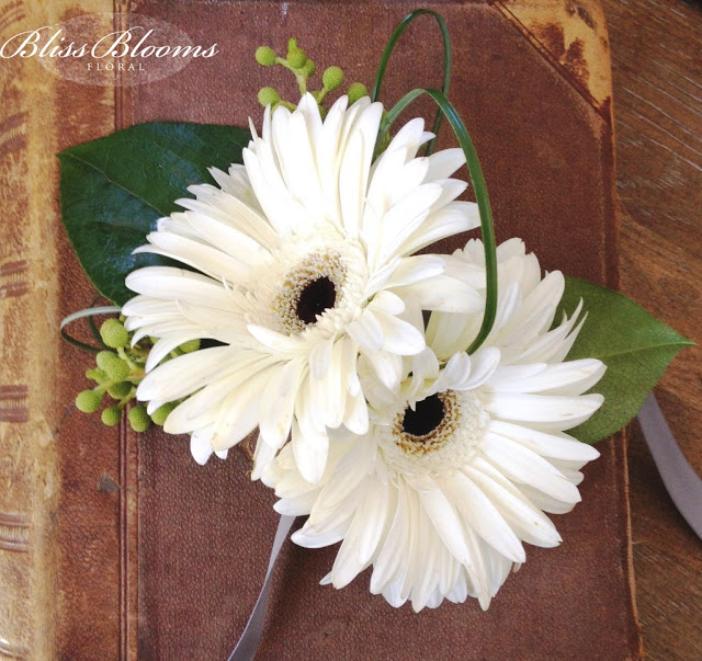 Prom Flowers | It is customary for the guy to buy a corsage for his ...