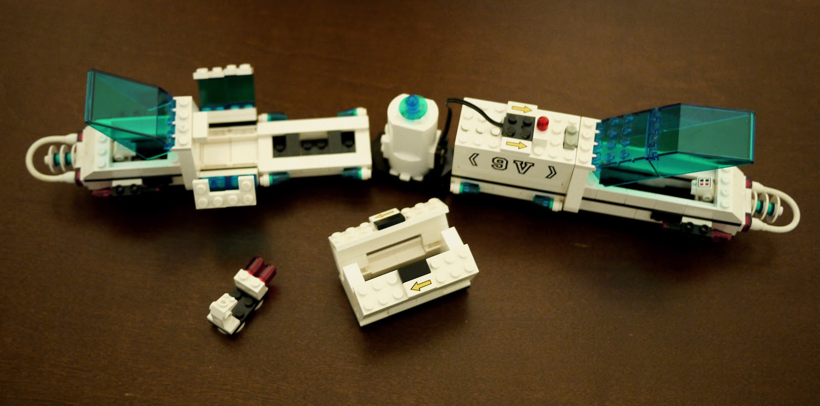 Vault 1541: [YouTube] LEGO Futuron Monorail Transport System