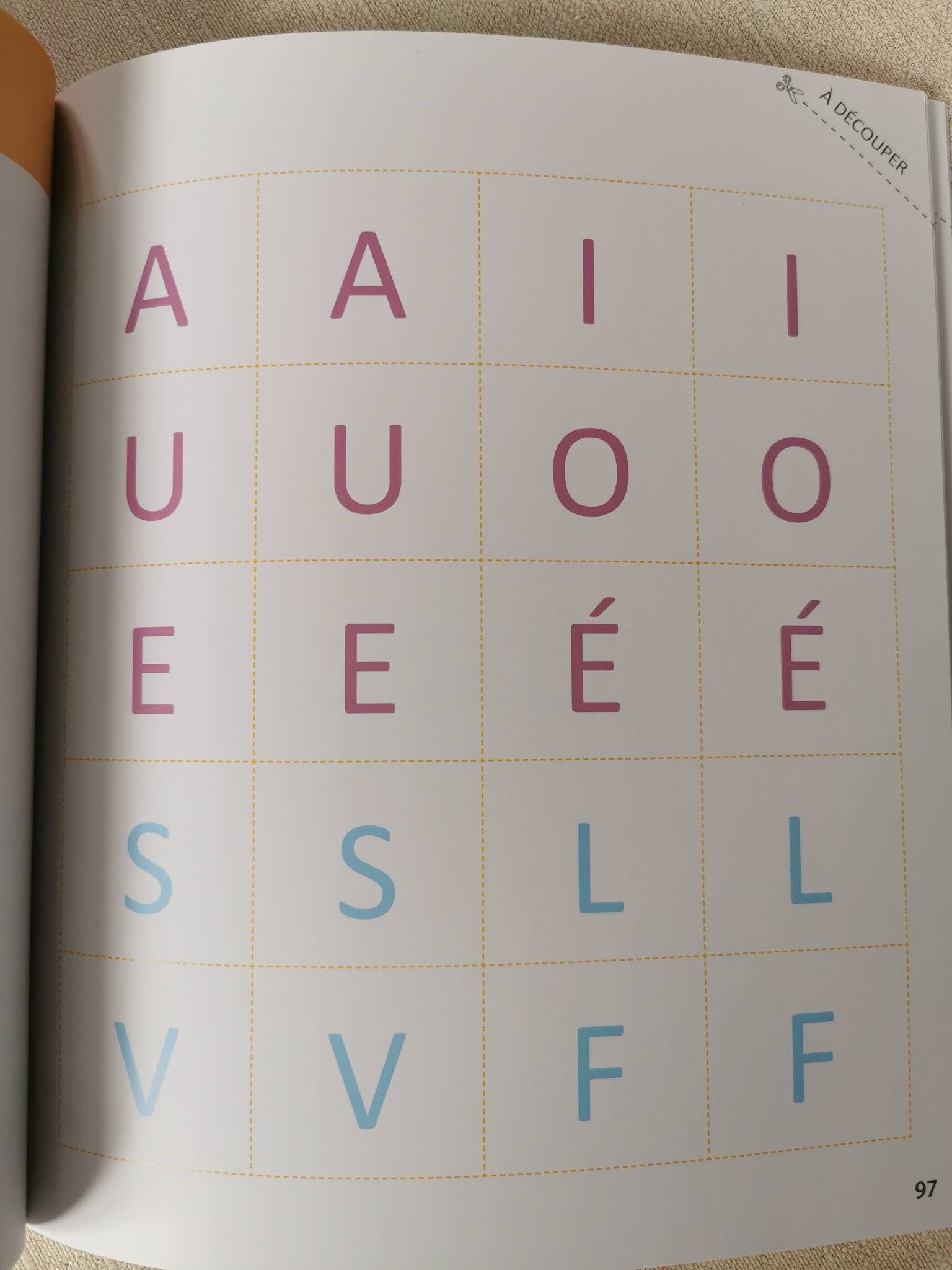 Apprendre à lire en Maternelle avec les lettres majuscules - Petits ...