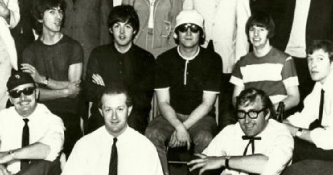 Tony Barrow, fue el que ideó obsequiar discos sencillos de The Beatles ...