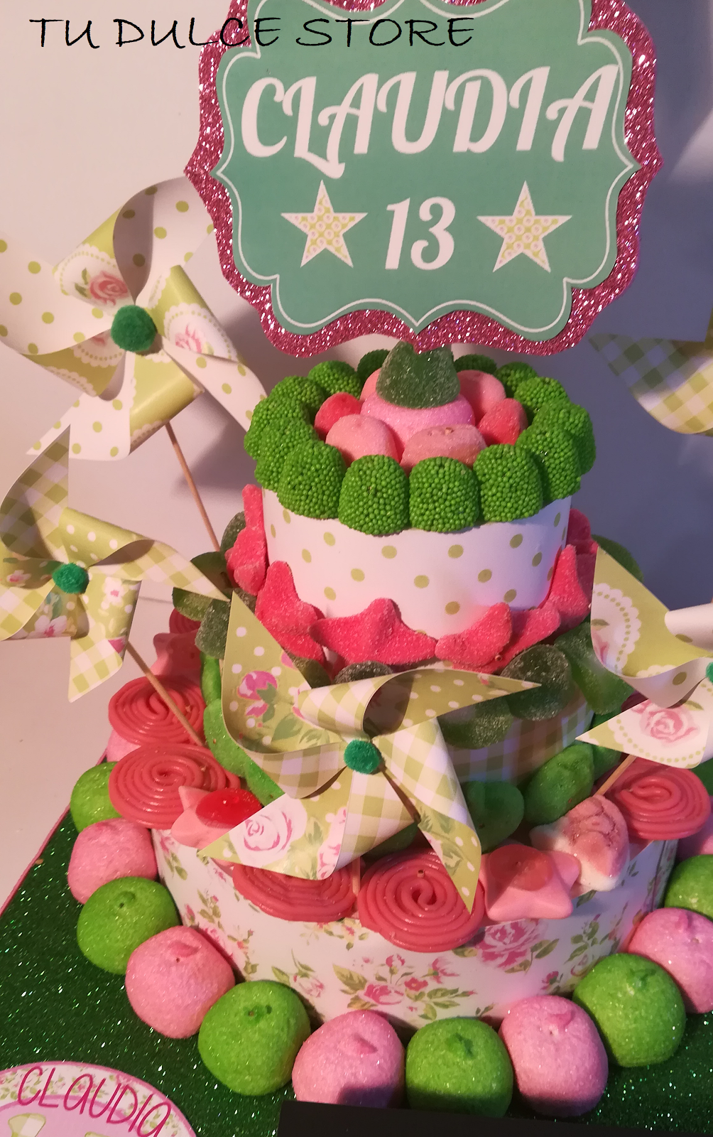 TARTA DE CHUCHES ROSA Y VERDE CON MOLINILLOS Y BROCHETAS PARA CLAUDIA